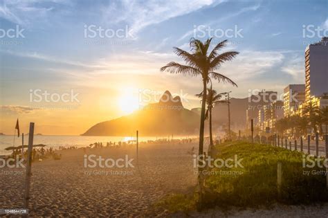 Ipanema 해변 및 일몰리오 데 자네이 브라질에서 두 형제 산 리우데자네이루에 대한 스톡 사진 및 기타 이미지 Istock
