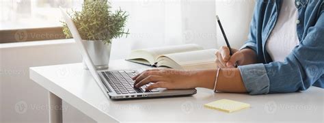 proche en haut main de haute école étudiant femme en étudiant