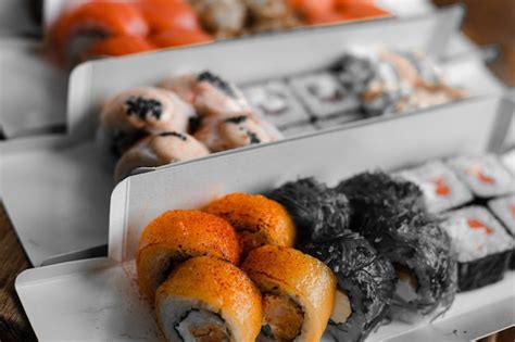 Entrega De Sushi Diferentes Variedades De Sushi Para El Almuerzo O La