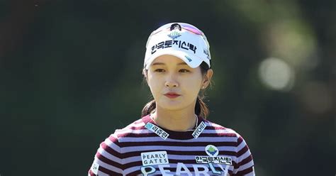 신중하게 그린을 살피는 박현경 프로 Klpga