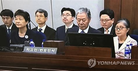 被告席に並んだ朴・崔両被告 聯合ニュース