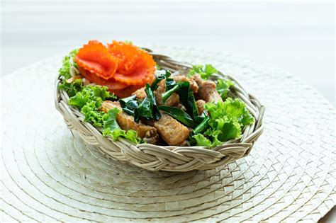 태국 음식 배경 태국 요리 의 요리 검은 돌 테이블 배경 테이블에 표시된 태국 음식의 테이블 상단 보기 0명에 대한 스톡 사진
