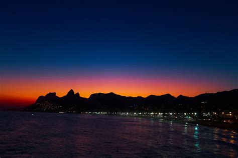 Ipanema 해변 리오 데 자네이로 는 배경에서 두 형제 힐과 Leblon에 황혼 리우데자네이루에 대한 스톡 사진 및 기타