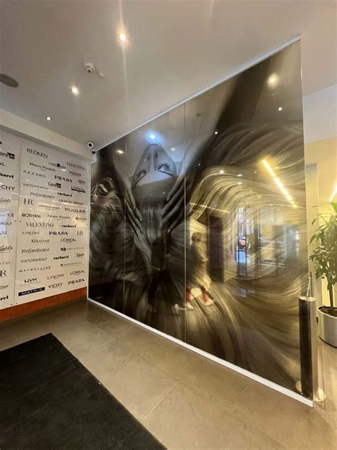 Печать на самоклейке широкоформатная типография полного цикла