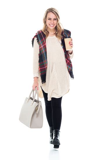 스카프와 스웨터를 입고 아름다운 여성 걷고 지갑과 커피 컵을 들고 20 29세에 대한 스톡 사진 및 기타 이미지 20 29세 25 29세 긍정적인 감정 표현 Istock