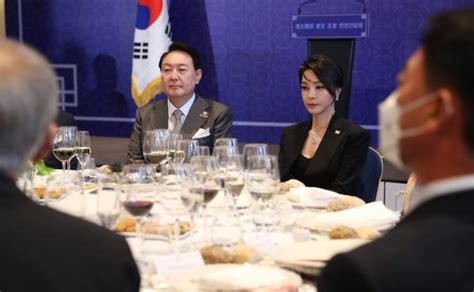 Ba Món đồ Trang Sức đắt Giá đẩy đệ Nhất Phu Nhân Hàn Quốc Vào Vòng Xoáy