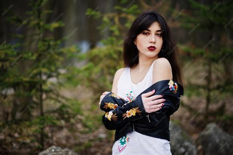 Niña Gitana Morena Posó Contra Piedras En El Parque Desgaste Modelo En Chaqueta De Cuero Y