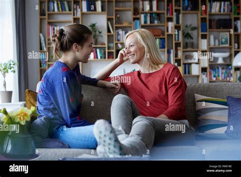 Mutter Und Tochter Sitzen Auf Dem Sofa Fotos Und Bildmaterial In