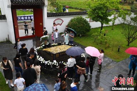 袁隆平故里民众冒雨悼念他是家乡的骄傲是后辈的榜样凤凰网江西 凤凰网