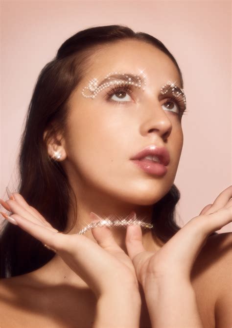 Tate Mcrae Styles The Latest 2023 Makeup Trend Party Brows