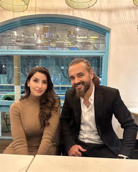 Afghanistan شوهر آریانا سعید با دختر فلم هندی نورا فاتحی عکس را