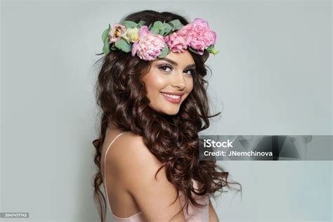 메이크업 완벽한 흰색 치아 미소와 봄 또는 여름 시즌 장미 꽃 화환 그녀의 긴 건강 빛나는 물결 모양의 머리 패션 뷰티 스튜디오 초상화와 즐거운 여자 18 19세에 대한