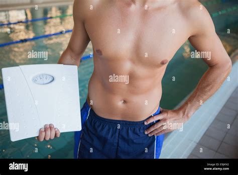 Mittelteil Ein Nackter Oberkörper Fit Schwimmer Mit Einem Gewicht Von
