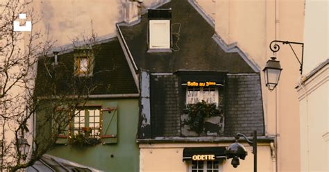 Foto Una Persona Caminando Por La Acera Imagen Francia Gratis En Unsplash