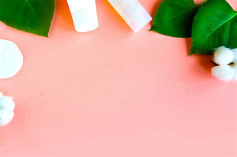 분홍색 배경 상단 뷰 플랫 평지에 면 꽃과 녹색 잎흰색 화장품 병 용기 천연 유기농 미용 제품 컨셉 미니멀리즘 스타일 0명에 대한 스톡 사진 및 기타 이미지 Istock