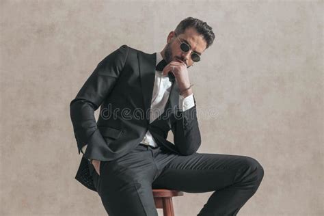 Joven Sexy Con Elegante Esmoquin Negro Con Mano En El Bolsillo Imagen