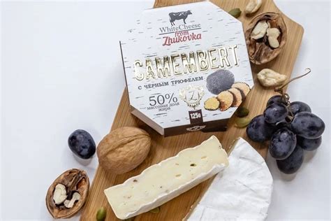 Сыр Камамбер с черным трюфелем, виноградом и орехами