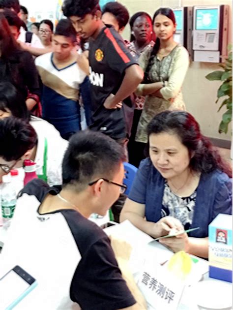 公卫学子举办“全民营养周”现场咨询活动 南方医科大学新闻中心
