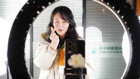 上海待业宝妈变身带货主播，单场营业额超50万！“星海造梦”计划广受欢迎金海街道项目