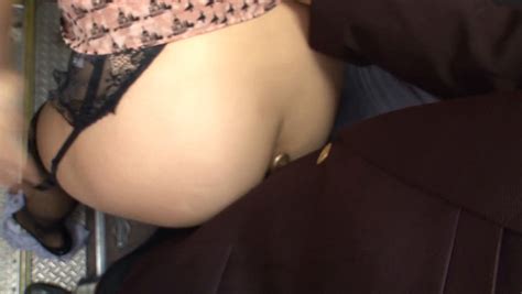 「欲求不満の美淫女が満員の男子高バスで大きな胸がつぶれるほど密着したら火がつくまで何分？！」vol 3 アダルト動画 ソクミル