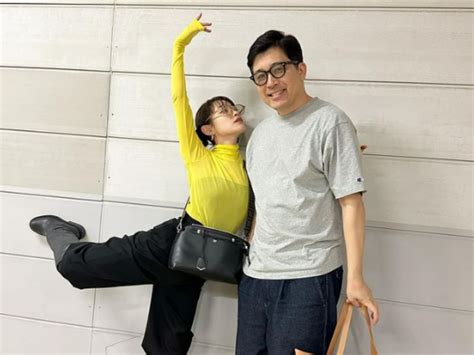 高橋愛、夫・あべこうじとのおちゃめな密着ラブラブショット公開！ 夫婦の仲の良さが際立つ姿 All About ニュース