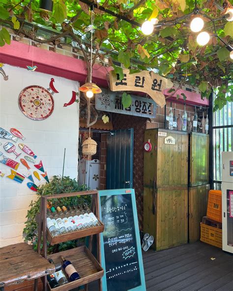 미니 협찬 인천 남동구 만수동에 위치한 특별한 공간 미스김라일락 인천주택개조카페 였는데 앤티크한 소품과 예술 작품들로 가득한 이곳은 마치 작은 갤러리에 온 듯한