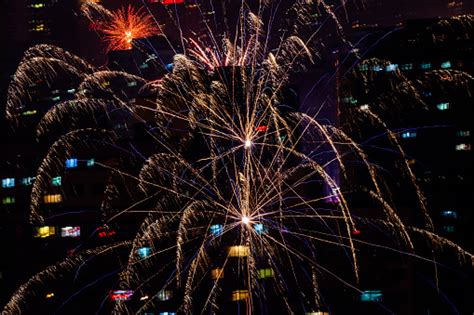 야간 도시에서 불꽃 놀이 멀티 컬러 폭발 마을 실루엣 벡터 배경에서 휴일 폭죽을 축하 0명에 대한 스톡 사진 및 기타 이미지