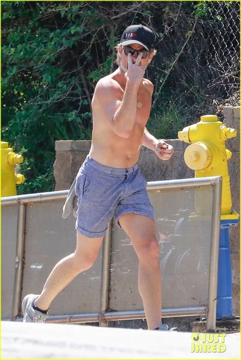 Chris Pine Goes Shirtless During A Friday Jog In La Photos Photo
