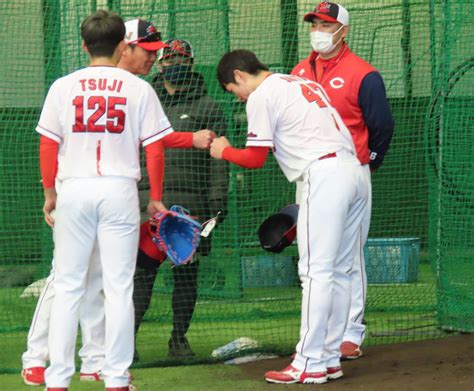 カープ家族の風景新井監督とドラ1右腕の斉藤優汰グ―タッチ 【ひろスポ！】広島スポーツニュースメディア