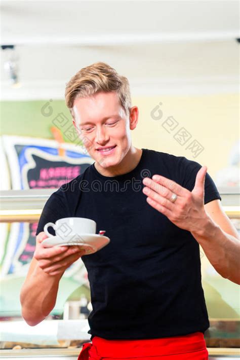 在冰淇淋店工作的服务员图片 包图网企业站