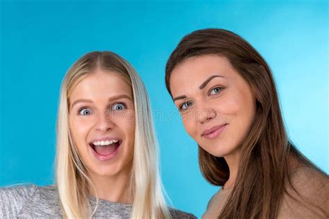 Deux Jeunes Belles Femmes Minces Sexy Ont Un Amusement Et La Pose Dans Le Studio Fille Blonde Et