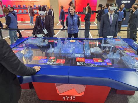 [mwc25]회사 소개에 붓글씨 교습까지…xr 기기 체험해보니