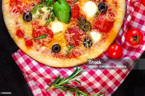 신선한 모 짜 렐 라 치즈와 토마토 소스와 페퍼로니 피자를 구운 배경에 검은 돌 평면도 피자 N 가정 생활에 대한 스톡 사진 및 기타 이미지 Istock