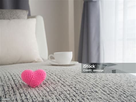 모던 빈티지 소파와 거실에서 모호한 아름 다운 화이트 드 레이프 창 질감 배경 흰색 커피 컵에 핑크 하트 모양 간판 0명에 대한 스톡 사진 및 기타 이미지 Istock