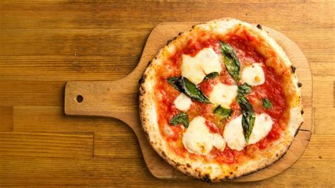 Receta original y fácil de pizza Margarita casera Gastrolab España