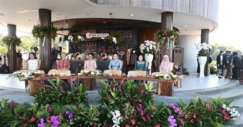 សម្តេចកិត្តិព្រឹទ្ធបណ្ឌិត ប៊ុន រ៉ានី ហ៊ុនសែន រួមទាំងភរិយាប្រមុខរដ្ឋ ប្រមុខរដ្ឋាភិបាល