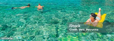 노란 풍선 매트리스에서 젊은 예쁜 여자 맑은 물에서 수영 하는 사람들 20 29세에 대한 스톡 사진 및 기타 이미지 20 29세 감정 공기 주입 Istock