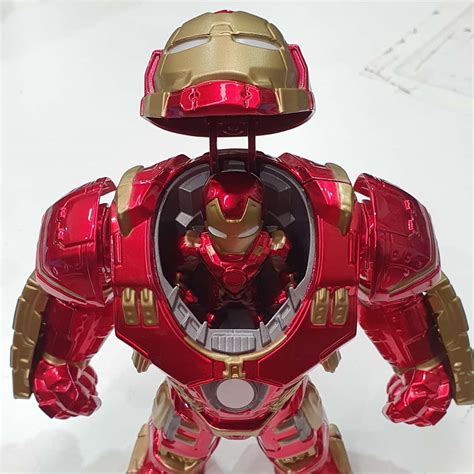 Marvel 6 Hulkbuster Armour With 2 X Iron Man Die Cast Collector