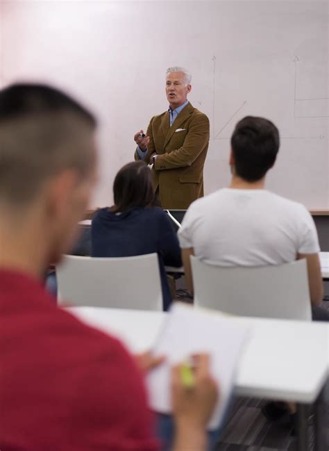 Estudante Do Sexo Masculino Tomando Notas Em Sala De Aula Foto De Stock No Vecteezy