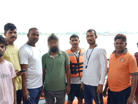 Young Man Fell Into Saryu From Old Bridge While Taking Selfieayodhya