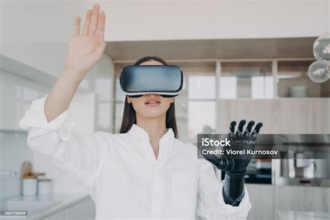 가상 현실 안경에 현대 생체 공학 팔다리를 가진 장애인 소녀 재활을위한 3d 비전 20 24세에 대한 스톡 사진 및 기타 이미지
