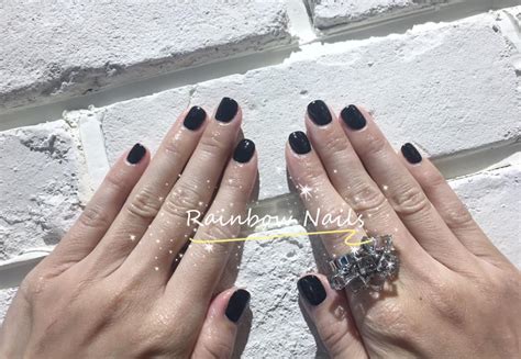 Wewe Nails 來點不一樣的～灰色配粉色～ 有點浪漫 有點可愛 新年也要有不同的元素喔！ 暖暖的毛衣讓冷冷天氣多一點溫暖🌤🌤🌤