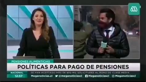 Un espontáneo interrumpe la conexión en directo de un informativo con