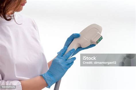 의료 개념 뷰티 살롱에서 스킨 케어 및 Kalogen 자극 중 얼굴 치료를위한 레이저 Rf회춘 또는 엘로스 회춘 도구를 들고 전문 여성 의사 45 49세에 대한 스톡 사진