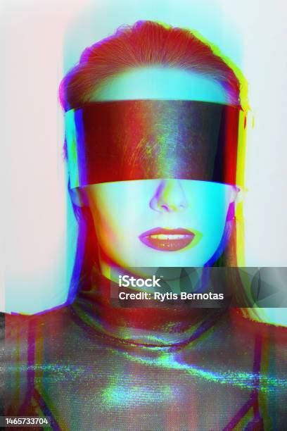 Rgb 색상 분할 효과 스타일로 눈을 가리는 금속 안경 또는 헬멧을 쓴 추상 여성 스튜디오 초상화 3차원 형태에 대한 스톡 사진 및 기타 이미지 Istock