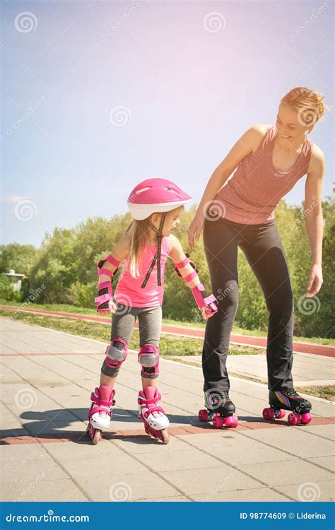 Mutter Und Tochter Im Freien Stockbild Bild Von Mutter Handschuhe