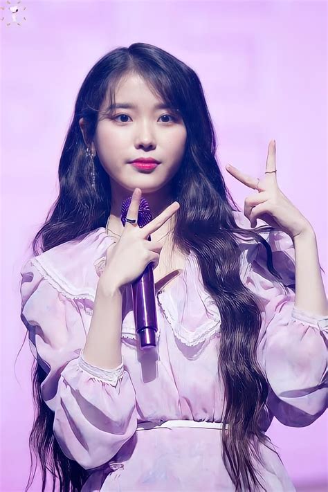 보라색 마이크와 아이유