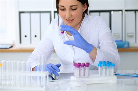 보호 안경 만드는 전문 여성 과학자의 실험실 시 약을 가진 실험 의학 및 연구 개념 Stem 주제에 대한 스톡 사진 및 기타 이미지 Stem 주제 개념 건강 검진