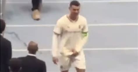 Ronaldo Có Hành động Khó Coi Khi CĐv Hô Vang Tên Messi