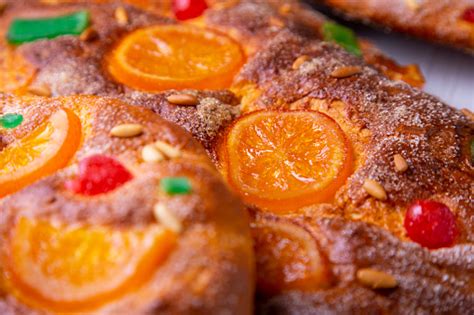 코카 드 산트 조안 전통적인 산 후안 케이크는 브리오슈 빵 설탕에 절인 과일과 견과류로 만든 스페인에서 여름의 도착을 축하합니다